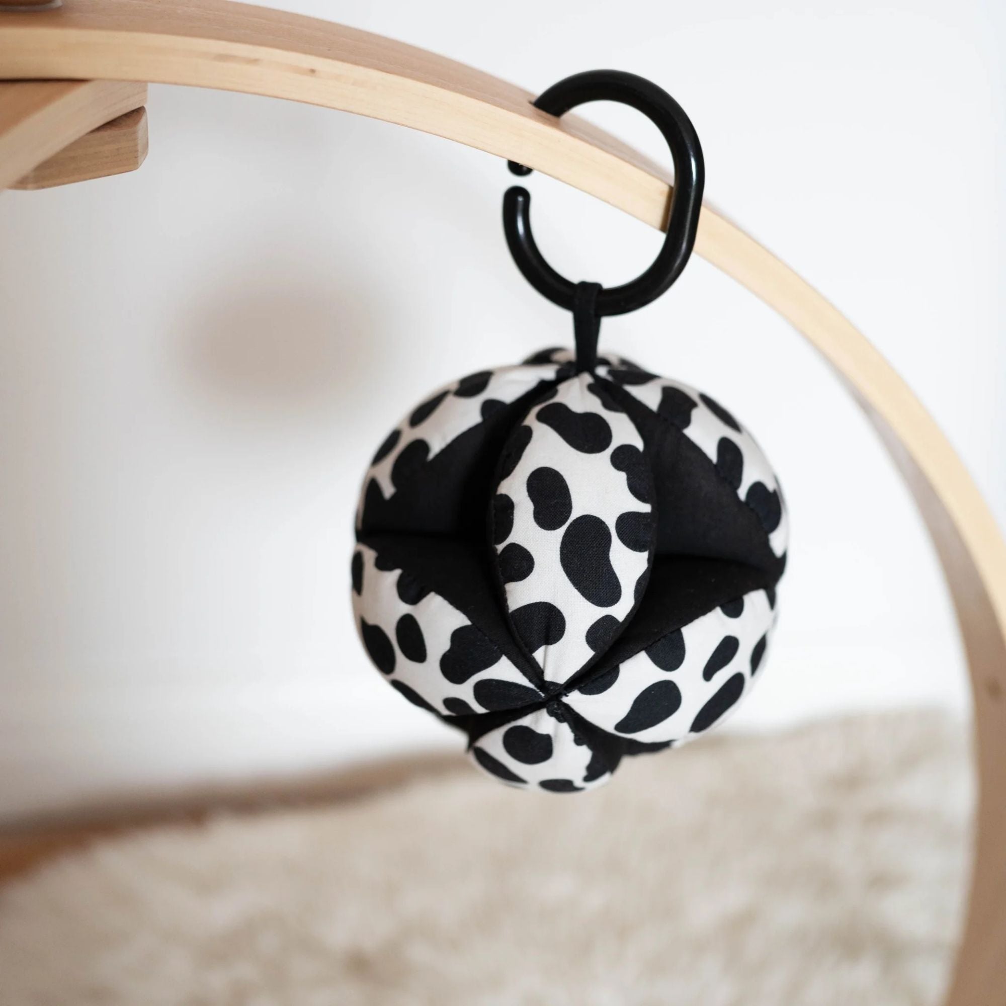 Sensory Grasp Ball Suitable From Birth Black & White – Bumbles & Boo
